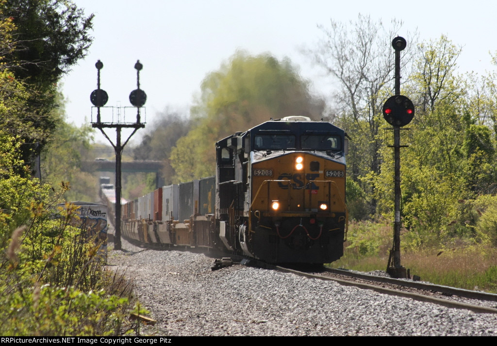 CSX 5208 and train Q034
